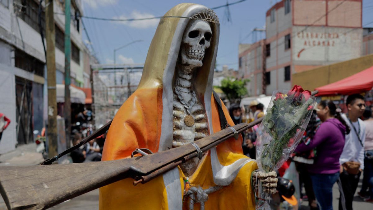 Pese al rechazo de la Iglesia, en México veneran con fervor a la Santa ...