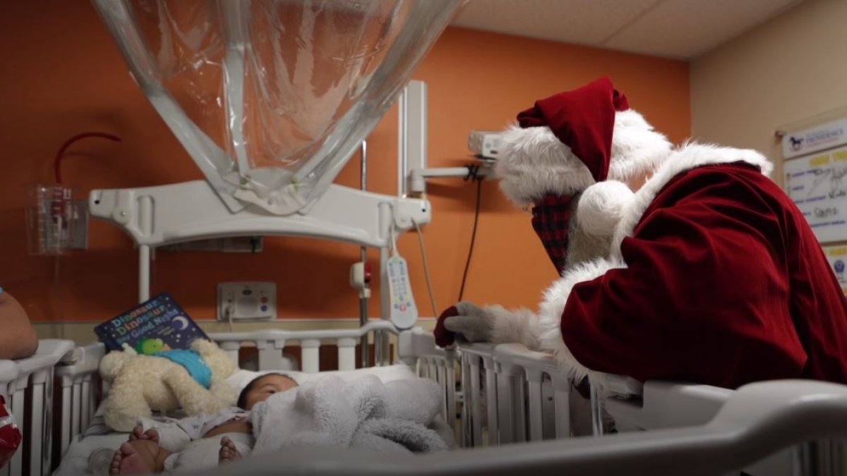 Santa Claus visita a niños enfermos en el hospital infantil de El Paso ...