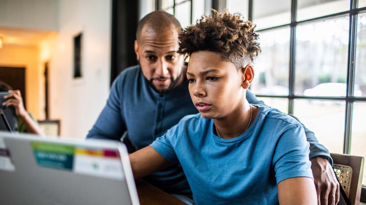Lo "peor" que un padre puede decirle a un niño, según un experto en ...