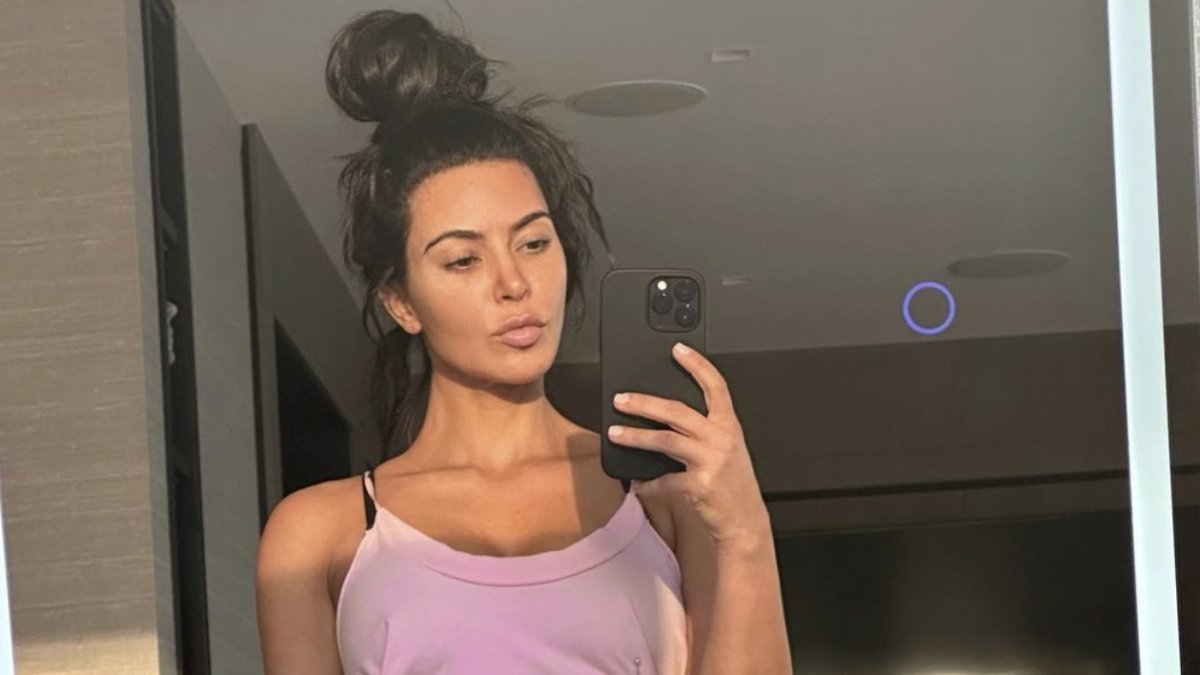 Selfie de Kim Kardashian sin maquillaje muestra sombra de mujer en la ventana – Telemundo El ...