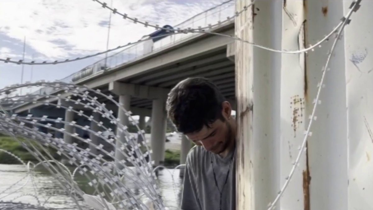 Crisis en la frontera de Texas: migrante queda atrapado entre alambres ...