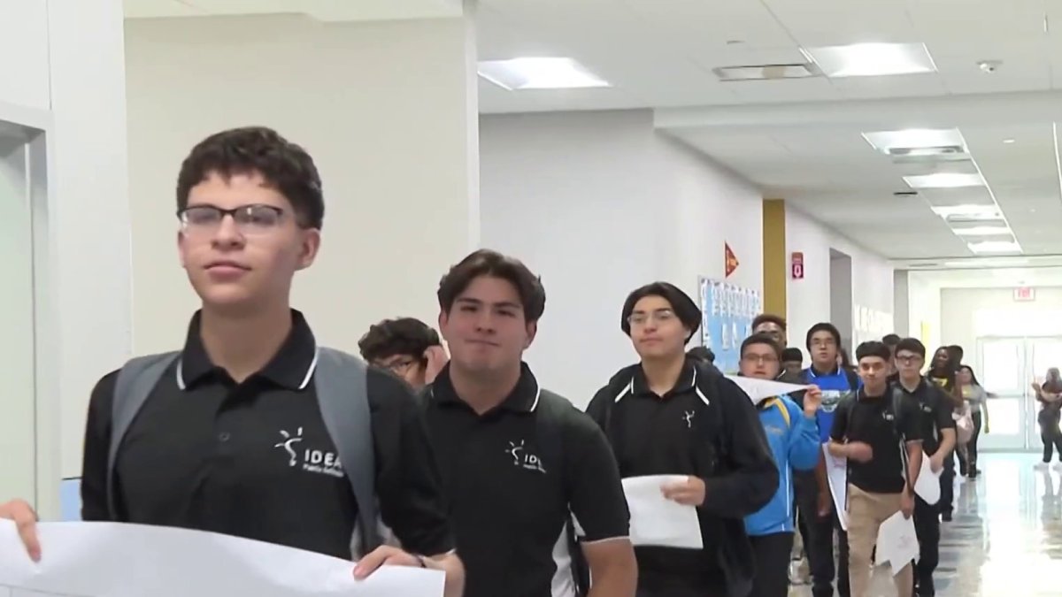 IDEA celebra su primera clase de grado 12 en campus de Edgemere ...