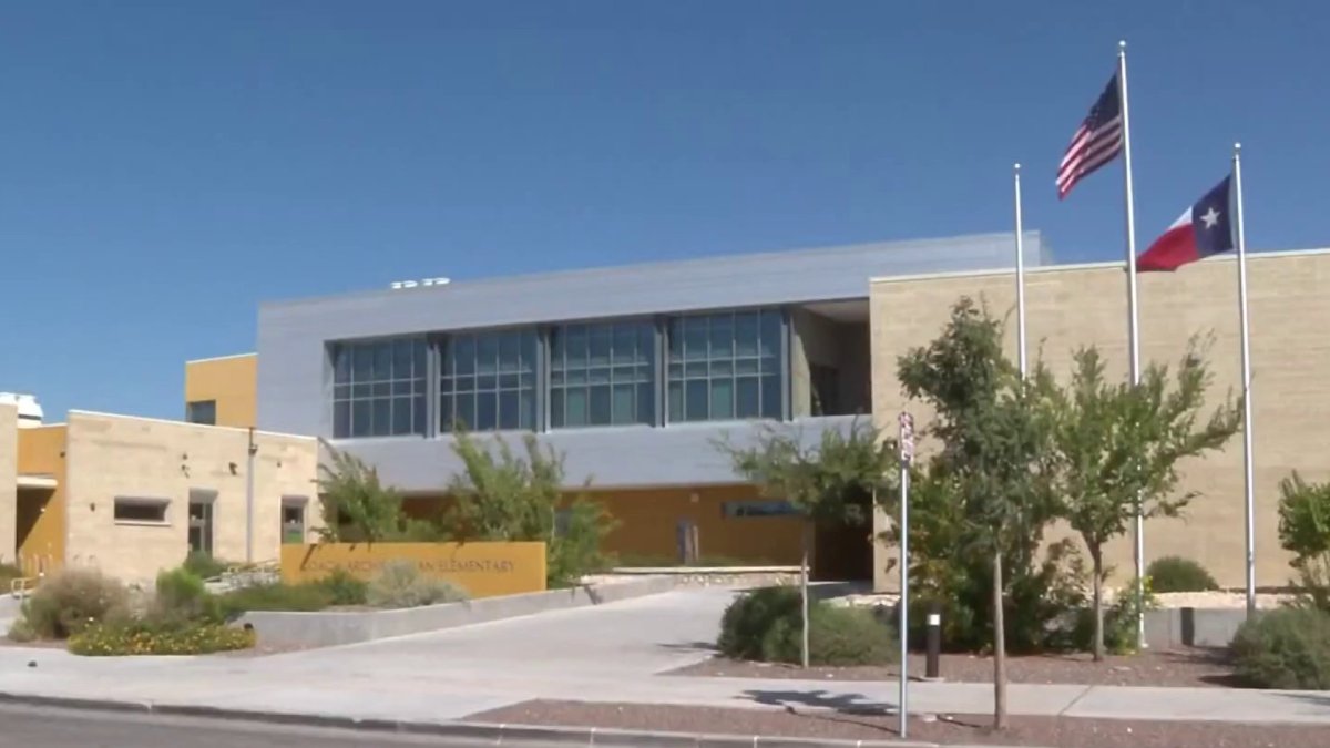 Mochilas están prohibidas en la Primaria Coach Archie Durán en El Paso ...